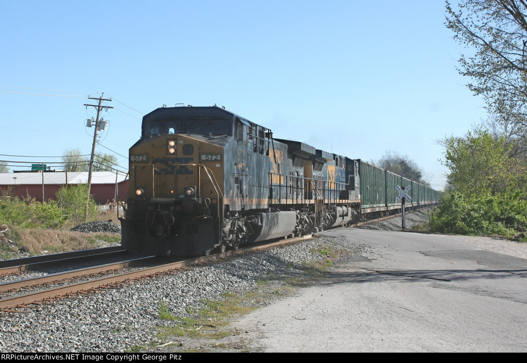 CSX 572 and train Q703